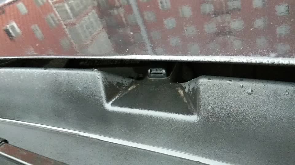 这个孔是朗逸车雨刷清洗玻璃喷水的孔「来自懂车帝车友圈」