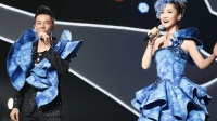 凤凰传奇登台演绎《月亮之上》, 这嗓子我给120分, 听完还想听第二遍