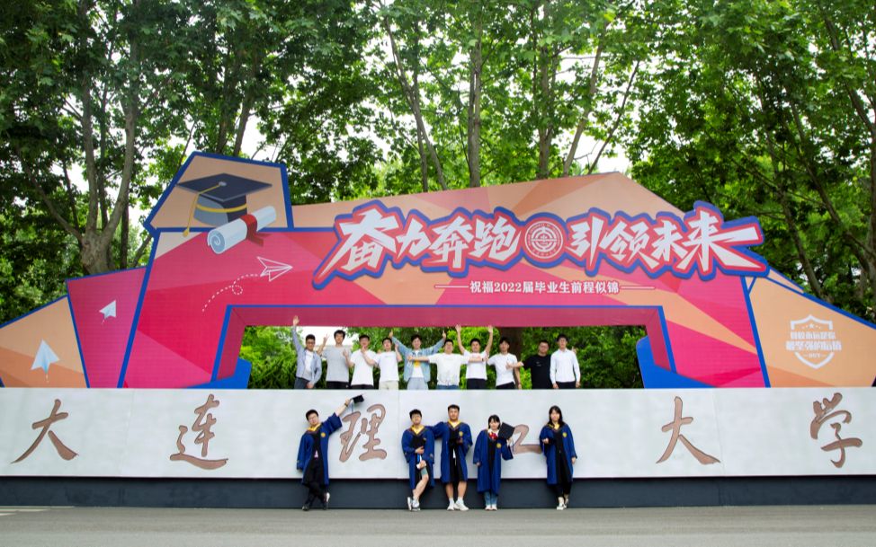 想在校门前拍毕业照?高校连夜把校门搬进校园