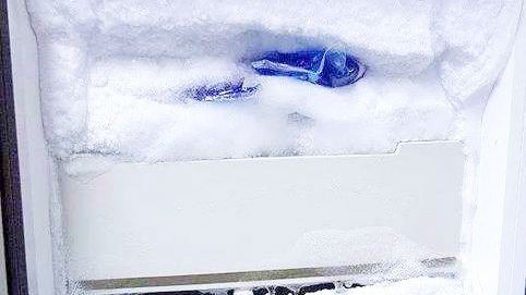 冰箱冷冻层结冰打不开怎么办?一个小方法让冰迅速脱落!