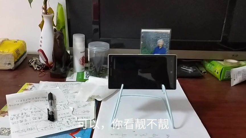 衣架制作成手机支架,过程超简单,方便又实用。