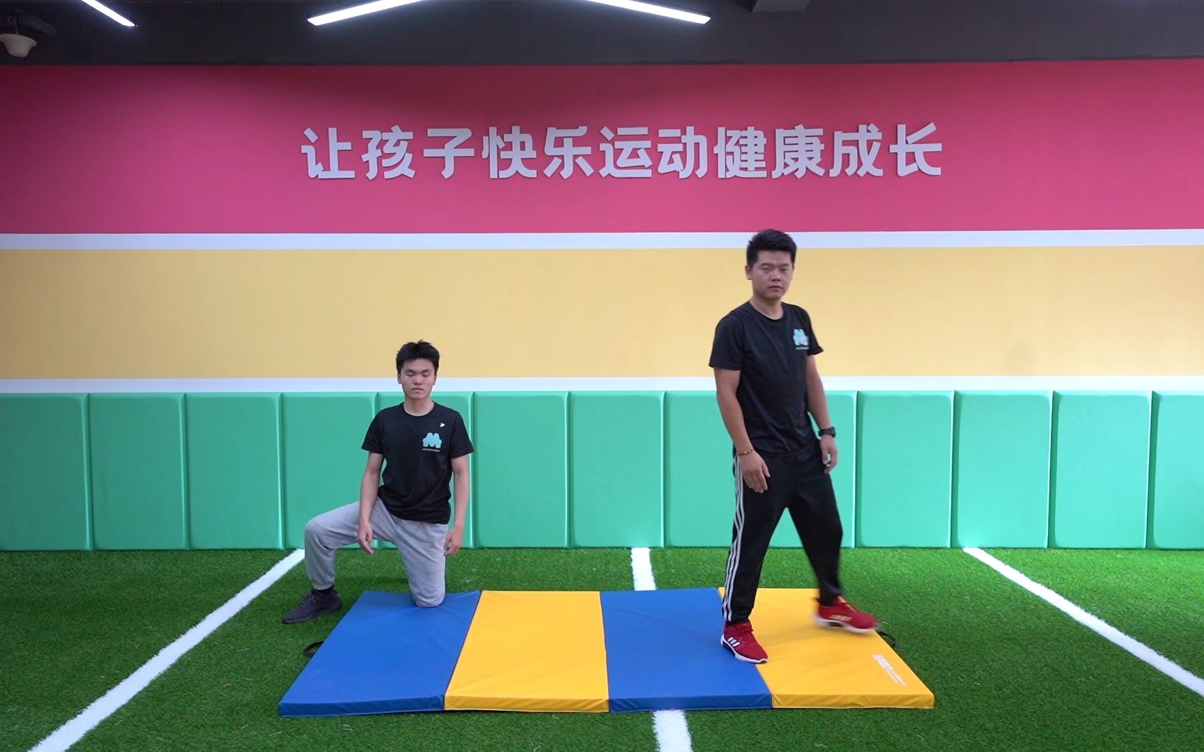 平地前滚翻【保护动作】