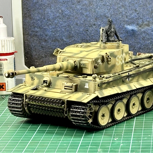 左手咖啡右手军模 