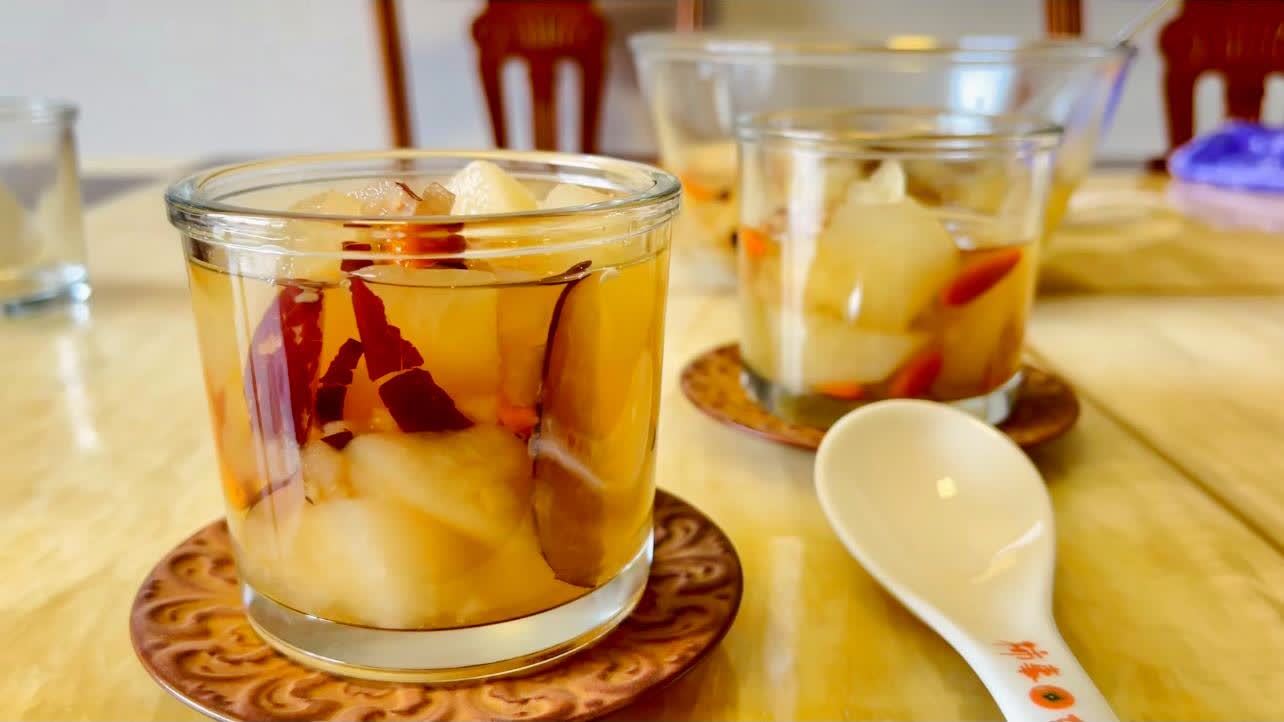 在家做春夏秋冬都可以喝的梨汤,补气养血润肺,食材简单有手就会