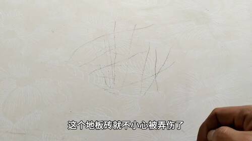 瓷砖划痕秒修复!师傅亲授零成本妙招,1分钟让地板光亮如新