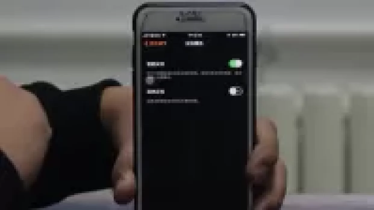 如何让手机的屏幕颜色变成黑色的? 原来在设置中的这里!