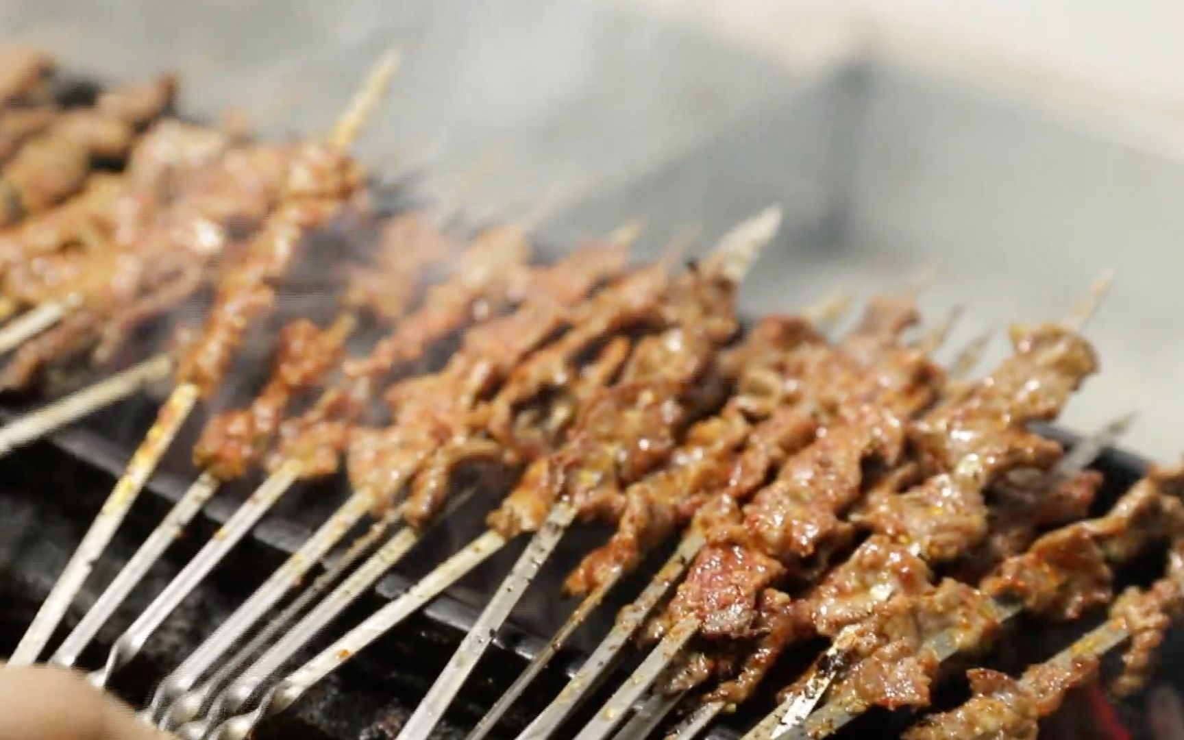 中国烧烤哪家强?鹤岗小串吃出西餐仪式感:烤串也能选3分熟