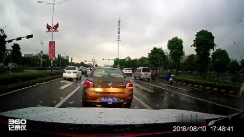 行车记录仪:使劲起步的手动挡,不知道要等到什么时候!