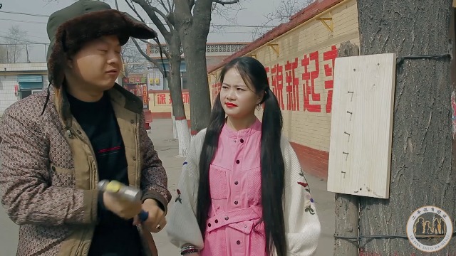 小伙玩锤子钉钉子游戏赔了钱,没想吃了块泡泡糖后,百发百中