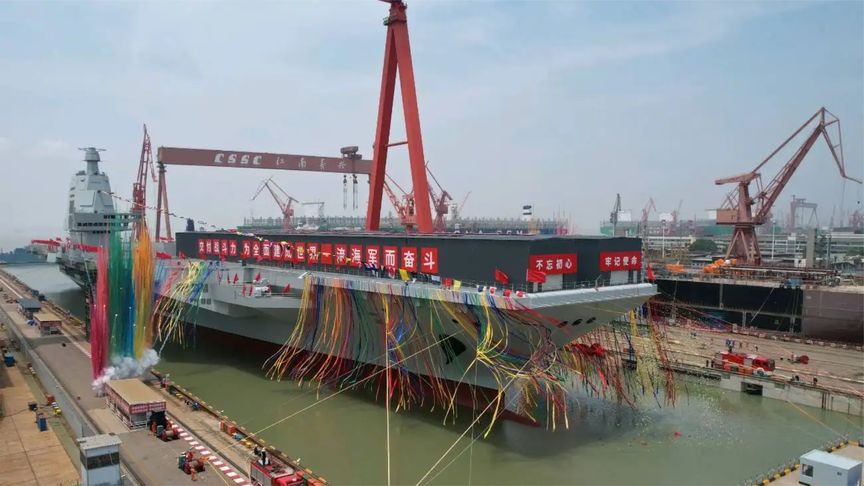中国003航母正式下水,消息迅速轰动全球,两大变化引强烈关注