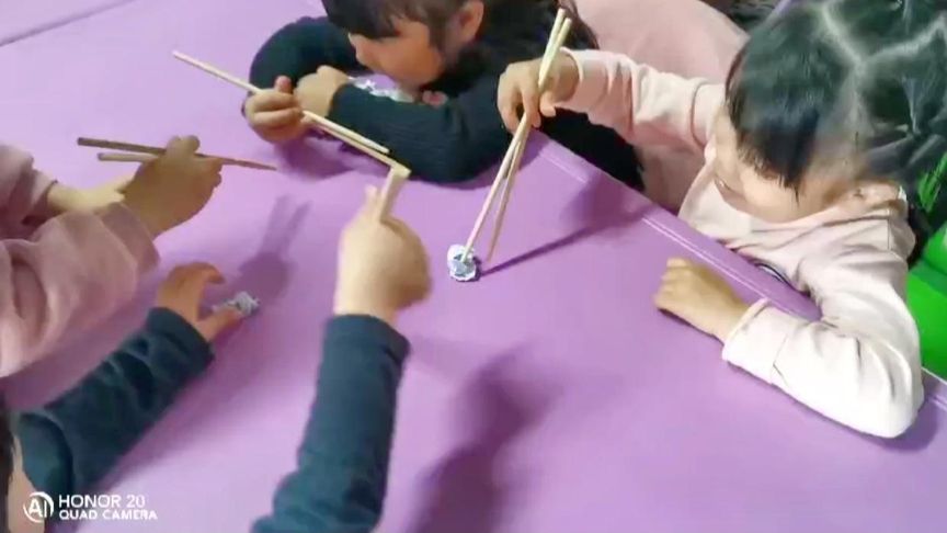 幼儿园活动,琪小文在活动过程中,不忘帮助落后的小朋友,真棒