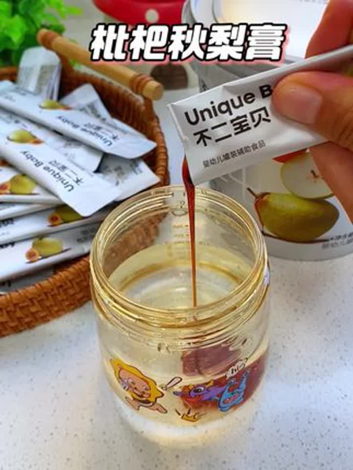 秋冬干燥孩子不爱喝水的,家里可以备点枇杷秋梨膏,甜甜润润的,孩子喝...