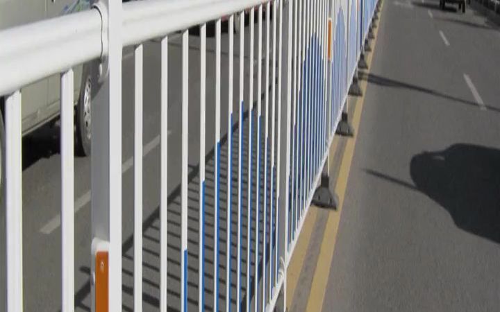 公路行车阻挡护栏 马路隔离栏 马路牙子隔离护栏 市政锌钢隔离栏