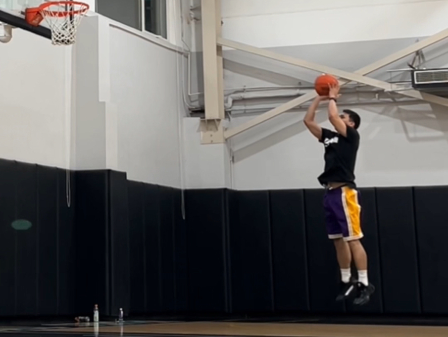 兄弟们我这个投篮姿势改得如何?求指教