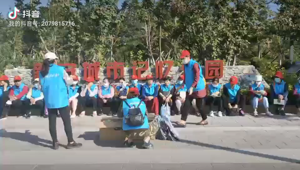 三四人一组向游人发放宣传品,主要是给游人