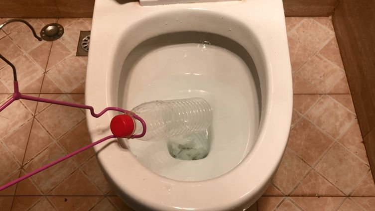马桶堵住别花钱请人通,只需自制一个皮搋子,马桶一分钟就能疏通