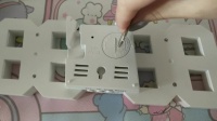 led时钟打开如何打开电池盖