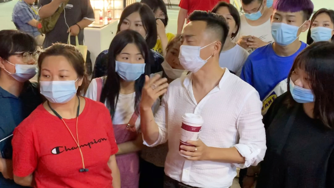 ...杰克老师认真的给孩子们讲解影视、舞台、造型与设计的关系!关键是...