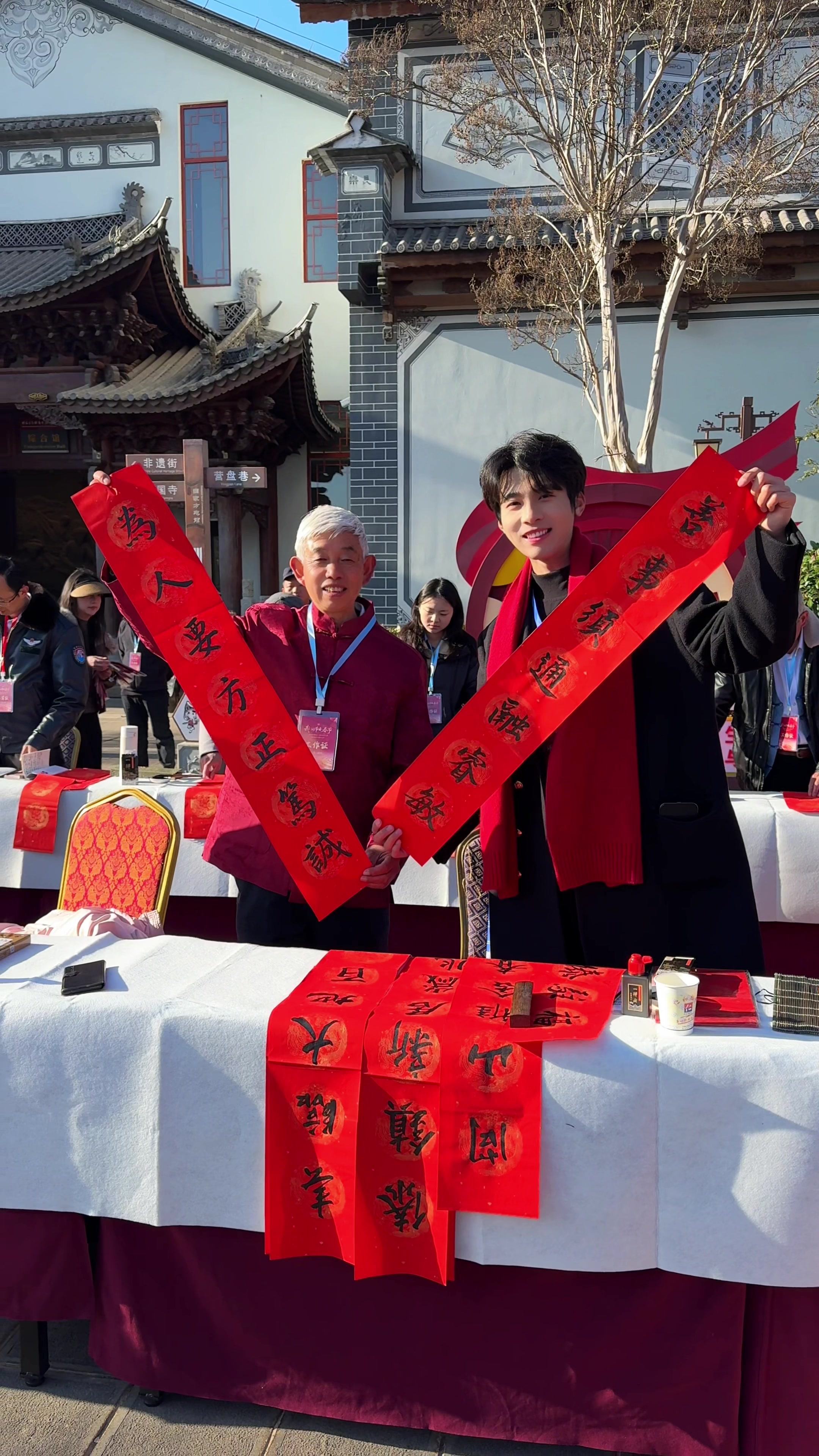 今夜除夕 明日初一 辞旧灵蛇归洞天,迎新骏马踏春来。红纸落笔,万事“...