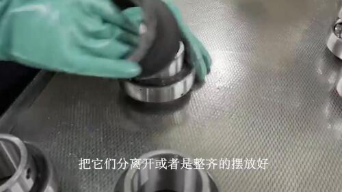 振动盘原理是啥?抖着抖着就能自动排队进去,有趣的现象发生了