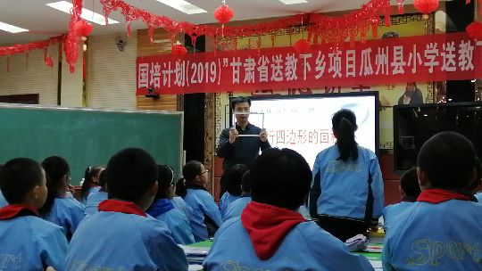 长方形框架拉伸成平行四边形后,周长和面积有何变化?