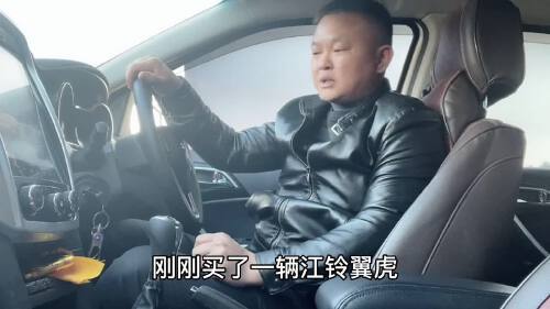 刚买了一辆二手柴油四驱大皮卡车、在野地里试驾了一下感觉挺猛的