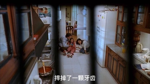 小老鼠收集人类的牙齿,把牙齿打磨成珍珠换硬币,片