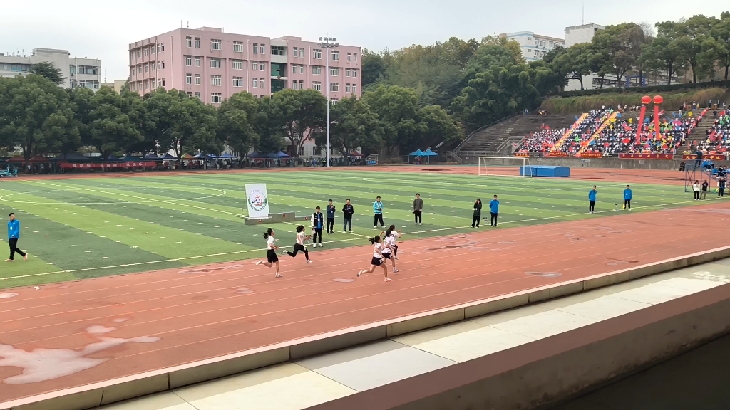 校运会女子100米