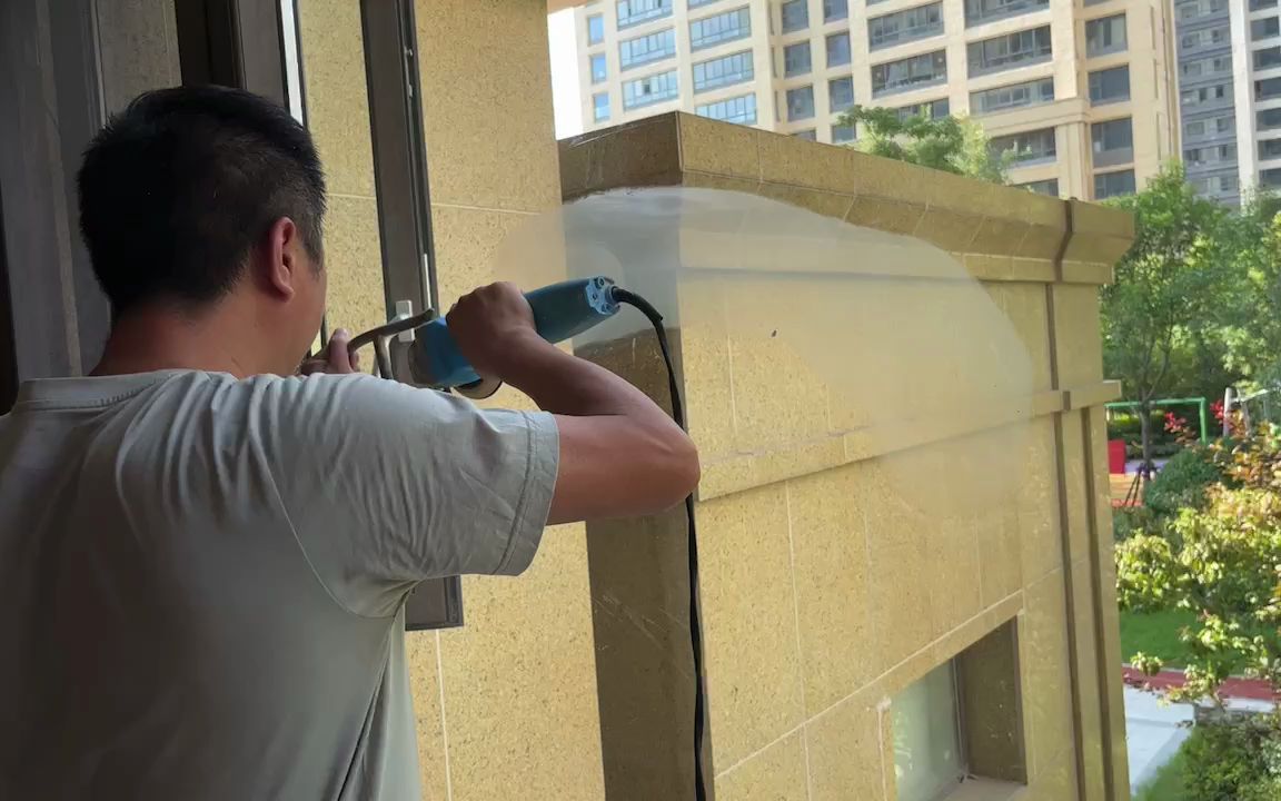 建筑门窗钢化玻璃出现划痕裂痕怎么办?一起看看修复操作!