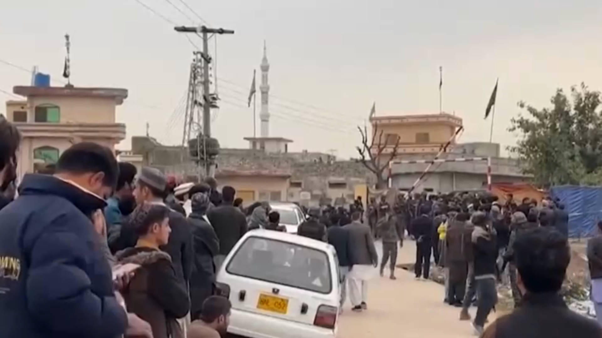 巴基斯坦首都爆炸致百余人死伤,总统、总理发声