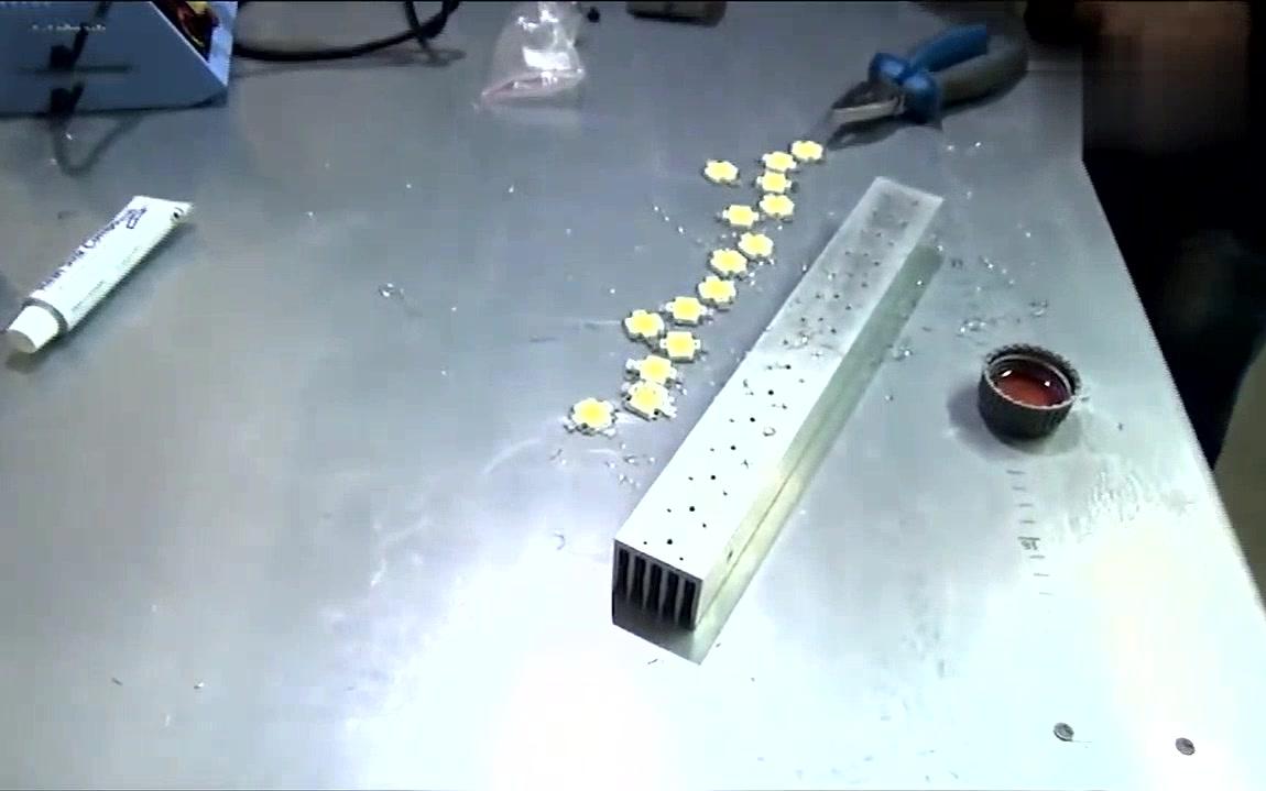 用15个10瓦的LED灯珠制作一个灯条亮度可达21000LM