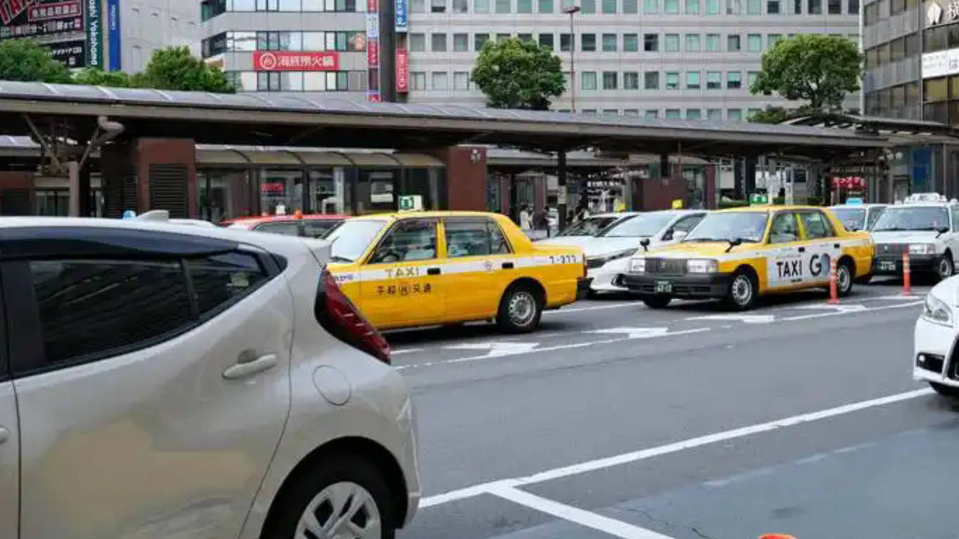 日本发生一起涉中国公民严重交通事故,1名乘客去世、3名乘客受重伤,...