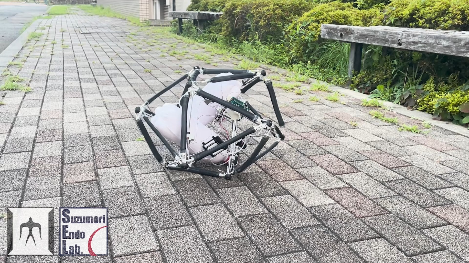 抽象的张拉结构机器人 这次是气动版本