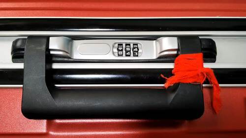 行李箱密码忘了怎么办?教你一招,不用撬坏行李箱,5秒快速找到