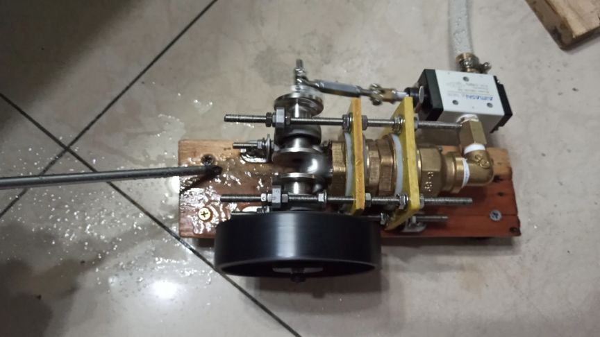 使用电压力锅蒸汽推动蒸汽机运转