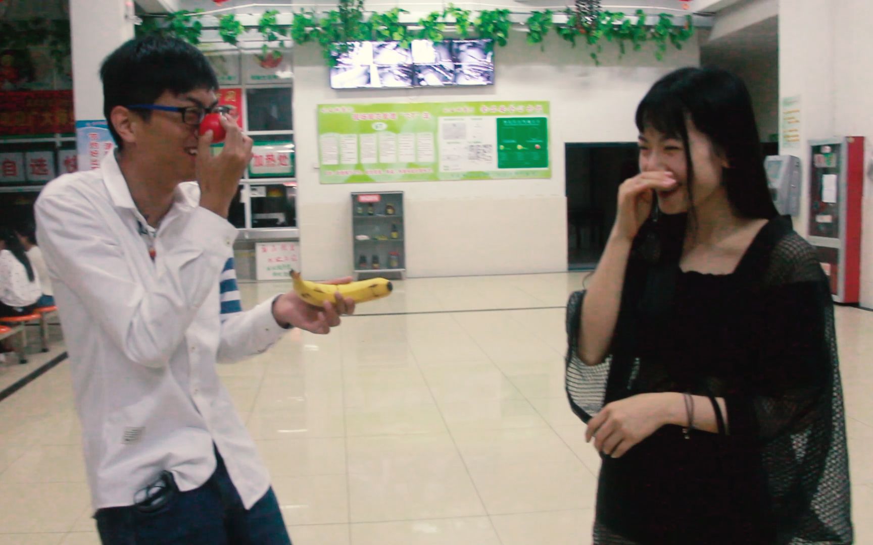 魔术师隔空砍香蕉?气功?原来这么简单!