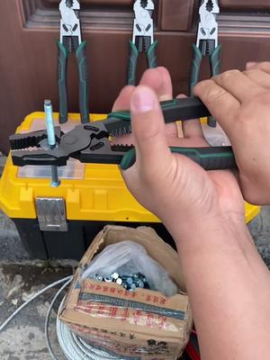 工业级老虎钳, 水泥钢钉,自攻螺丝 禁止使用。