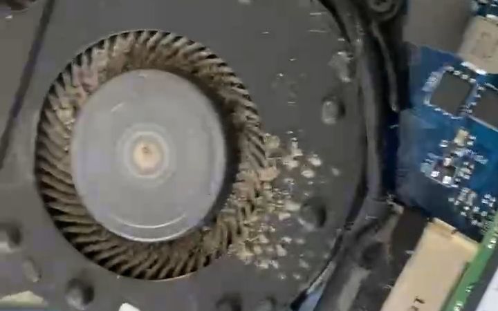 惠普笔记本拆机换电,电池真的容易鼓包,风扇真的很多灰灰