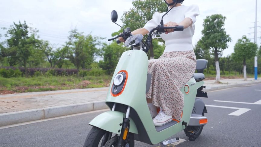 绿源电动车INNO7 ,科学人机比例,特色中置减震骑行舒适感倍增!