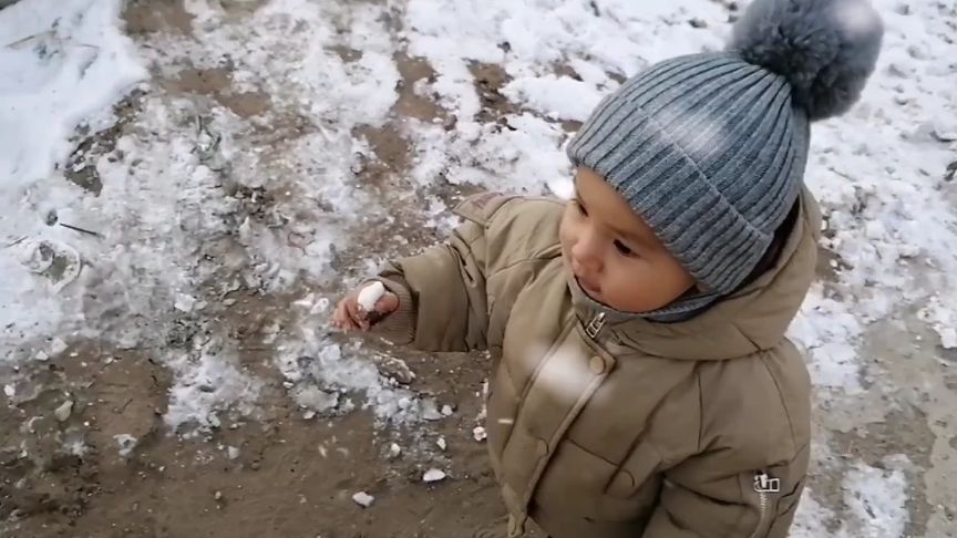 硕硕这个小朋友真爱玩雪,妈妈都冻的不行了,他却一点都不怕冷!
