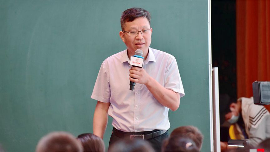 李新老师执教观摩课《平行四边形的面积》,课后分享这节课的设计