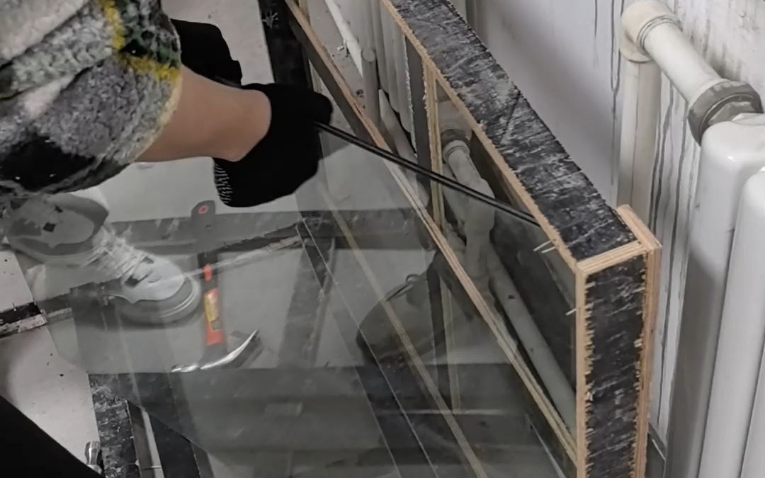 花几千买个模型展示柜安装到最后一步,崩殂