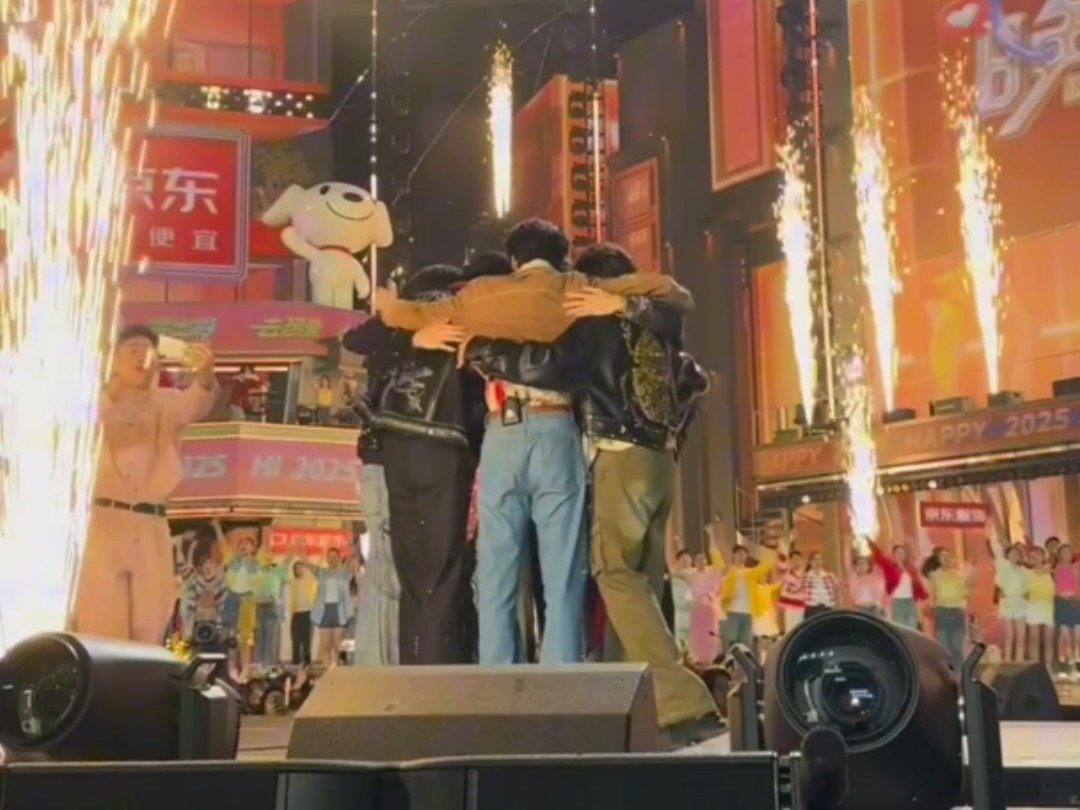 【时代少年团】“新年倒计时,亲眼看见时团抱在一起长达半分钟!现场...