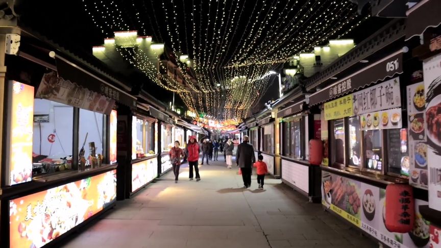 江西南昌著名的美食街,为何很多店铺关门,游客稀少呢