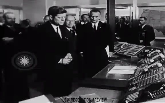 约翰·肯尼迪总统在白宫工作,并参观了美国宇航局在美国的太空计划...