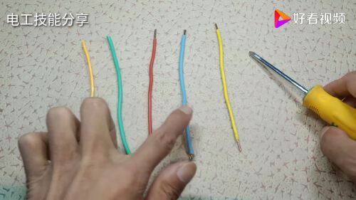 电工用的电线,颜色有黄绿红蓝,哪种颜色代表火线和零线?