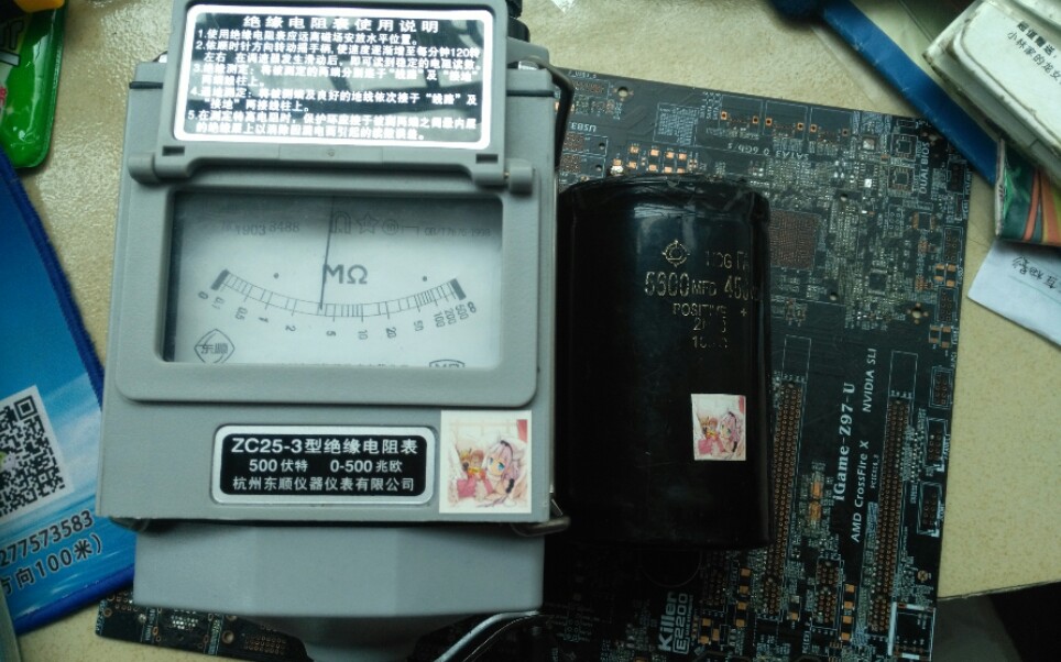 用兆欧表给电容充电能让一只荧光灯亮多久?
