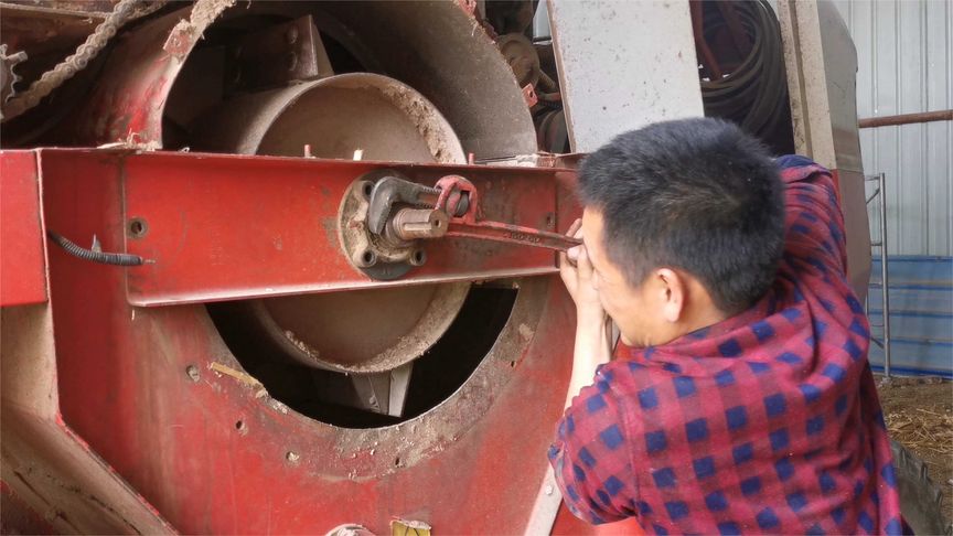 小伙给收割机换滚筒,硬是卸几个小时也没卸掉,原来还是技术问题