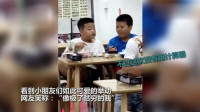 小朋友点菜之前先拿计算器算钱够不够 网友笑称:像极了贫穷的我