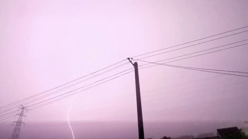 上海突然天降特大暴雨,电闪雷鸣狂风暴雨,看闪电划过天空的样子